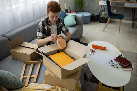 십대 소년 자원 봉사자 기부를 위해 학교 용품을 골판지 상자에 포장합니다 판지 상자에 대한 스톡 사진 및 기타 이미지 판지 상자 14 15 살 가사 집안일 Istock