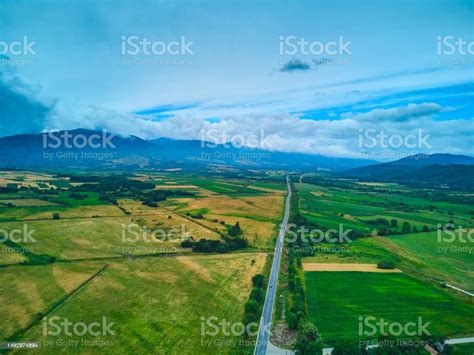 다양한 농경지와 구름이 있는 산으로 가는 길에 대한 드론 비행의 공중 전망 0명에 대한 스톡 사진 및 기타 이미지 0명 개발 거리 Istock