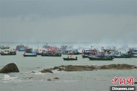 海南三亚上万民众“龙抬头”节祭海祈福