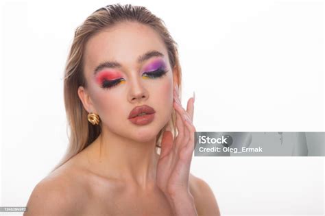 뷰티 우먼 초상화 파란 눈과 큰 통통한 입술모델용 프로 메이크업 빨간 립스틱 컬러 스모키 눈 흰색 배경에 격리 텍스트 공간 20 24세에 대한 스톡 사진 및 기타 이미지