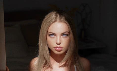 100 Emma Kotos Wallpapers