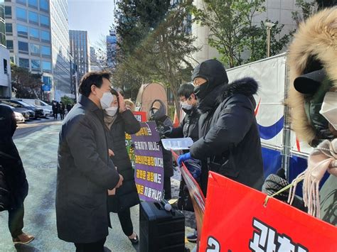 김종천 시장 정부과천청사 지키기 위해 나선 시민들 격려차 방문