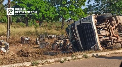 Carreta carregada ferro tomba na BR 343 em Piripiri Polícia