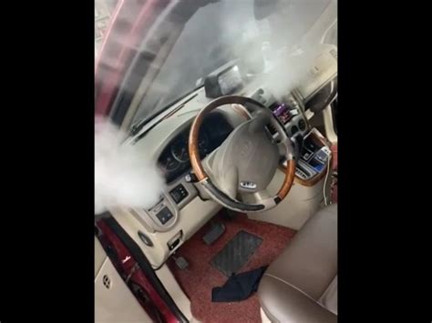 안녕하세요 디에스모터샵 입니다 오늘은 기아자동차 카니발2 모델이 방문해주셨습니다 오늘은 에어컨 악취 제거 작업을 진행합니다 여름철에 에어컨 관리가 못되면서 에어컨 라인쪽에