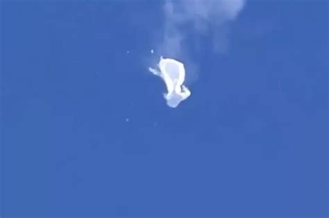 Pilot Snaps Chinese Spy Balloon Selfie Flying Past Day…