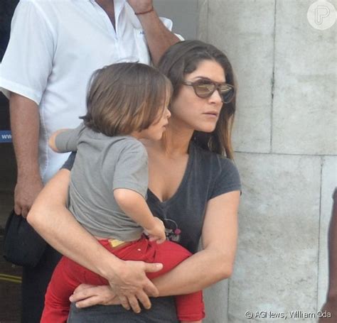 Priscila Fantin Carrega O Filho Romeo No Colo Ao Desembarcar No Rio
