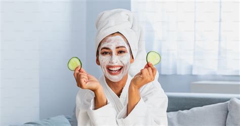 천연 수제 신선한 오이 페이셜 아이 패드 페이셜 마스크 오이 패드를 들고 미소를 짓는 여자는 천연 수제로 휴식을 취합니다 오이 조각을 들고 점토 얼굴 마스크를 가진 젊은