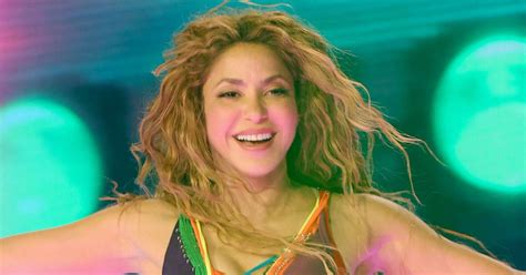 Nem A Rainha Do Pop Latino Escapa à Gravidade Shakira Escorrega E Cai