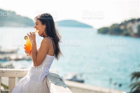화창한 날에 재미 바다와 휴식 파도 듣기 상쾌한 음료와 함께 여름을 즐기는 휴가 여름 휴가에 평온한 젊은 여성 건강한 생활방식에