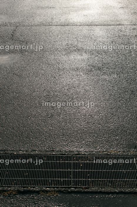 雨上がりのアスファルトの写真素材 212348146 イメージマート