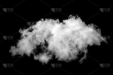 白色蓬松的云孤立在黑色的背景上