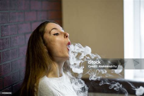 Vaping 십대 젊은 예쁜 흰색 백인 십대 소녀와 문제 피부 흡연 전자 담배 실내 나쁜 습관 Vape 활동 18 19세에 대한