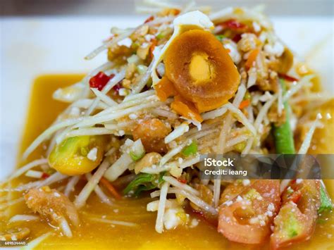 그린 파파야 샐러드 또는 보존 계란 Som Tum 인기 있는 태국 현지 음식 매운 토마토 원시 Yardlong 콩 땅콩 슬라이스 났습니다 설익은 파파야 샐러드 미니 새우와