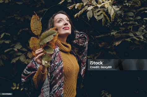 가 초상 웃는 여자가 숨깁니다 노란색 단풍 검은 모자에 그녀의 눈 가을에 대한 스톡 사진 및 기타 이미지 가을 가을 단풍 갈색 Istock