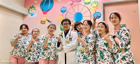 💡認識 兒童急性腸胃炎👀 📌急性腸胃炎常見症狀有嘔吐、腹瀉與發燒。在兒童多半是感染所引起，主因為接觸污染的食物與水。 📌常見的病毒感染有輪狀