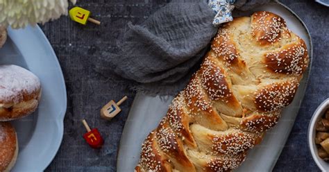 음식 접시와 빵 한 덩어리를 얹은 테이블 사진 Unsplash의 찰라 빵 이미지