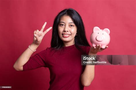 돼지 동전 은행과 아시아 여자 쇼 승리 기호 귀여운에 대한 스톡 사진 및 기타 이미지 귀여운 금융 동전 Istock