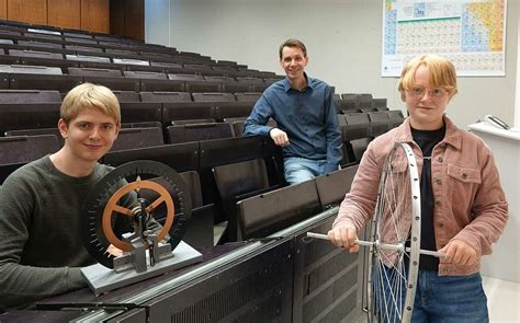 Schüler innen erhalten spannende Einblicke ins Physikstudium