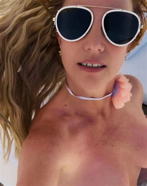 Britney Spears Poses Naked On Beach All Day As Fans Grow Concerned For Singer Daily Star