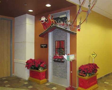 Как украсить дверь к Новому году своими руками