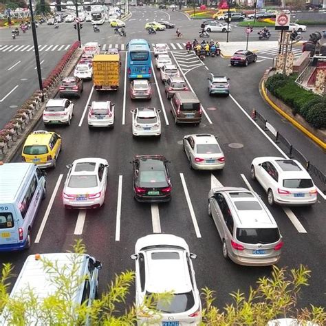 中国交通安全实探上海合川路，惊现保时捷718跑车，交通如何？上海一女子奔驰跑车，撞伤电动车主，受害者称没事交警急了！上海突发交通事故