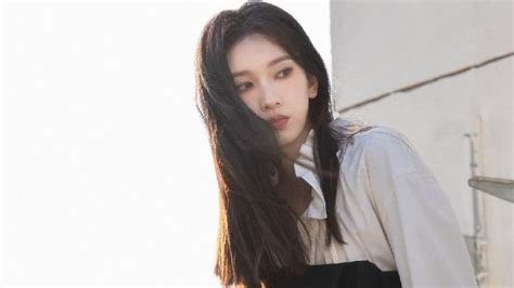 刘令姿发布一组温柔风秋日穿搭写真 长发披肩气质清纯独特 凤凰网