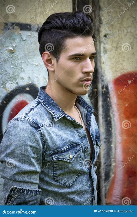 Giovane Moro Bello In Camicia Del Denim Fotografia Stock Immagine Di Occhi Casuale