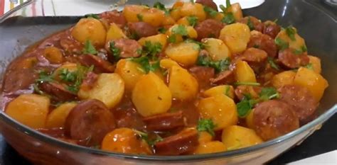 Refogado de calabresa molho e batata faça assim para comer no frio Receitas Comidas