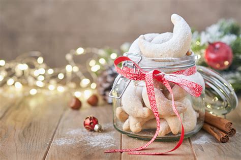 크리스마스 쇼트브레드 쿠키 또는 진저브레드 별과 빨간 리본 축제 장식 전나무 공 및 가벼운 화환 전통적인 독일 쿠키 크리스마스 축하 전통 가족 요리 린처토르테에 대한 스톡