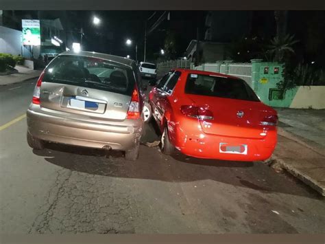Mulher embriagada é presa após colidir contra carro estacionado em