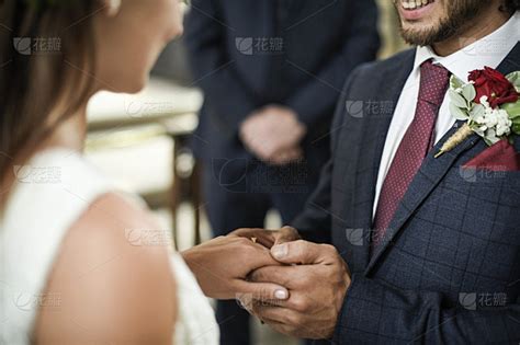 新郎给新娘戴上结婚戒指