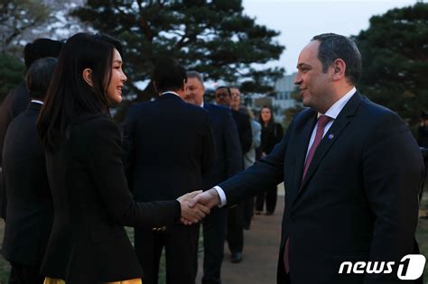 엑스포 실사단 맞이하는 김건희 여사 네이트 뉴스