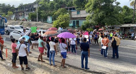 Bloquean padres la carretera a Costa Chica exigen la reconstrucción de