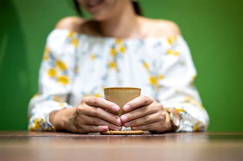 거품 예술을 가진 평평한 흰색 커피 한 잔을 들고 있는 아시아계 중국 여성 긍정적인 감정 표현에 대한 스톡 사진 및 기타 이미지 긍정적인 감정 표현 녹색 배경 뜨거운