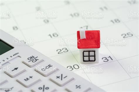 주택 모기지 지불 및 할부 일정 개념 계산기와 월말 달력에 작은 미니어처 집 달력에 대한 스톡 사진 및 기타 이미지 달력