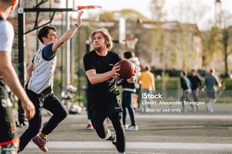 거리에서 스트리트 볼을 연주하는 사람들 농구와 스포츠 사진 도시 생활 개념 게임을 위해 공을 사용하는 사람 거리에 대한 스톡 사진 및 기타 이미지 Istock