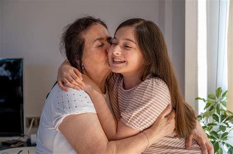 행복한 십대 손녀 포옹 늙은 할머니 껴안고행복 십대 손녀 포옹 늙은 할머니 껴안고 터키에 대한 스톡 사진 및 기타 이미지