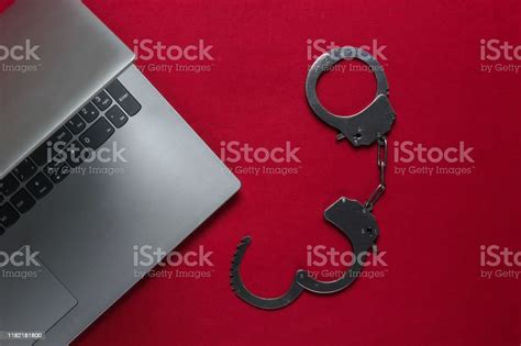 사이버 범죄 온라인 디지털 도난 빨간색 배경에 강철 수갑노트북 맨 위 보기 수갑에 대한 스톡 사진 및 기타 이미지 수갑