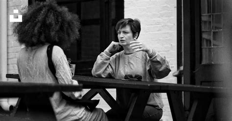 Photo En Niveaux De Gris De Deux Femmes Assises Sur Un Banc Photo