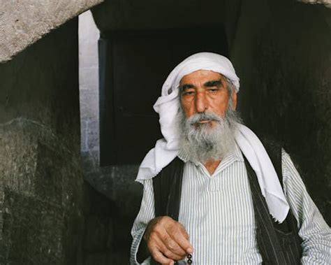 기도 구슬 노인 음의 공간 이란 잡고 있는 전통 의상 쿠르드족 쿠르드족의 터번 포즈를 취하는 행복한에 관한 무료 스톡 사진