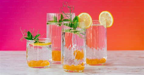 레몬과 물로 채워진 세 개의 유리 화병 사진 Unsplash의 마시다 이미지