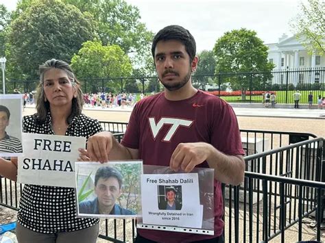 خانواده شهاب دلیلی در اعتراض به پیگیری نکردن وضعیت این زندانی مقابل کاخ