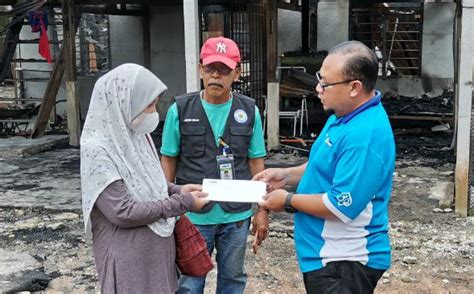 Keluarga Nyaris Rentung Susulan Rumah Terbakar Terima Bantuan LZS