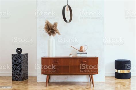 디자인 복고풍 캐비닛 둥근 펜던트 램프 대리석 받침대와 우아한 액세서리와 거실의 세련되고 절충주의 인테리어 추상 배경 벽입니다 미니멀 한 홈 장식 공간을 복사합니다 0명에