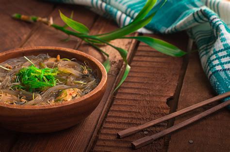 일본 요리 스프와 Chashu 돼지고기 향신료 콩나물 국수 햇빛 아래 테이블에 해 초 목조 소박한 배경입니다 상위 뷰 Miso Sauce에 대한 스톡 사진 및 기타 이미지