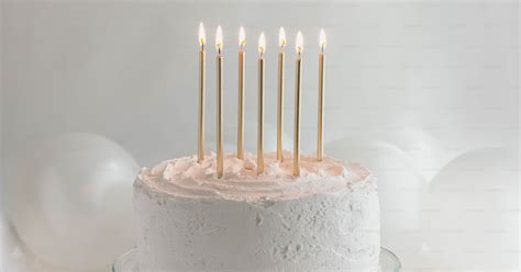 하얀 설탕 프로스팅과 촛불이 켜진 생일 케이크 사진 Unsplash의 생일 이미지