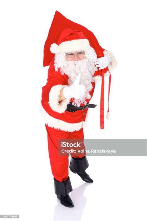 산타클로스는 선물로 가득 찬 자루를 들고 흰색 배경에 고립되어 서 있다 전체 길이 초상화 20 24세에 대한 스톡 사진 및 기타 이미지 20 24세 겨울 계절
