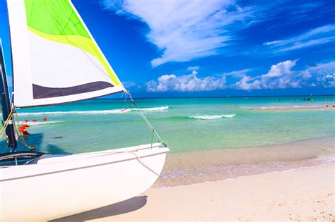 청록색 물과 푸른 하늘 여름 날에 화려한 요트와 열 대 해변 Varadero 리조트 쿠바입니다 관광에 대한 스톡 사진 및 기타