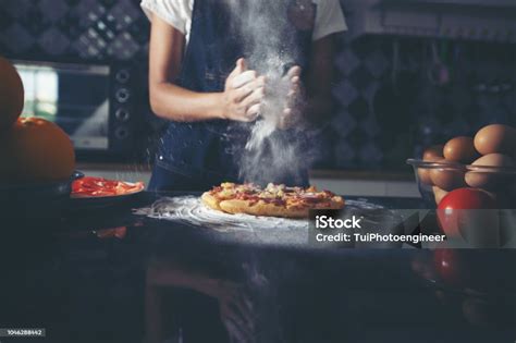 피자를 준비 하는 아시아 여성 반죽 반죽 및 식탁에 재료를 박 았 피자에 대한 스톡 사진 및 기타 이미지 피자 준비 요리사 Istock