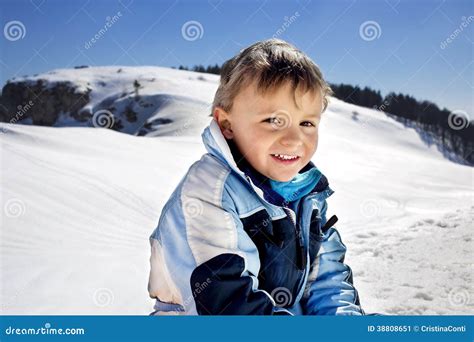 Il Ragazzo Si Diverte Nelle Montagne Immagine Stock Immagine Di